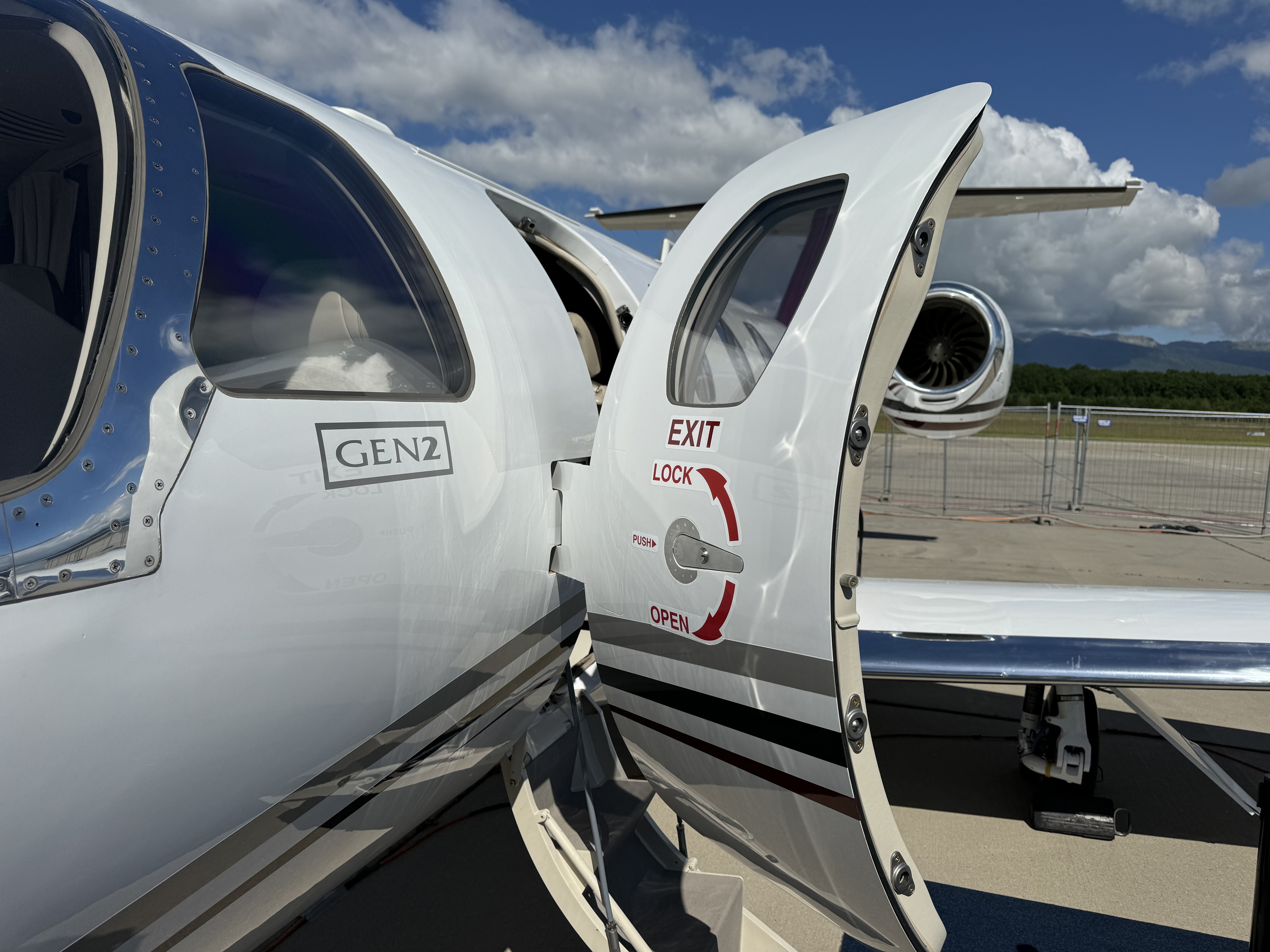 Jet Edge targets NetJets, Flexjet with VNY billboards